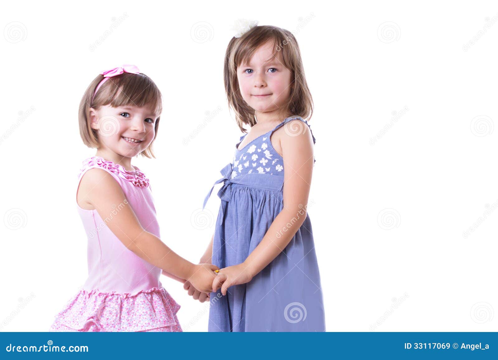 Deux Soeurs Heureuses De Filles Se Tenant à La Main Image Stock Image