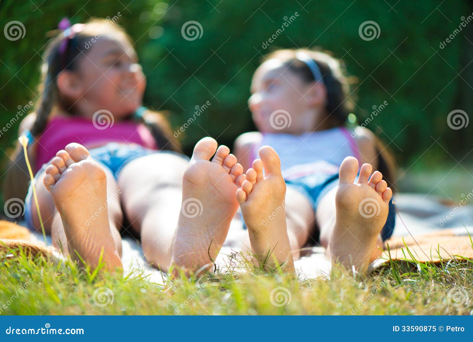 Deux Soeurs Heureuses Se Trouvant Sur Lherbe Verte Image Stock Image