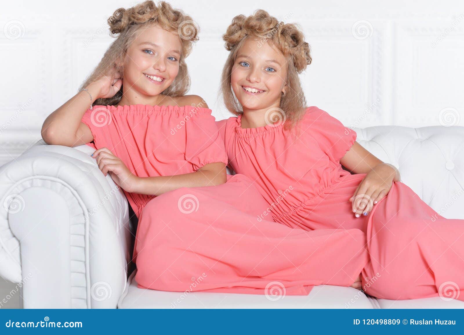 Deux Soeurs Jumelles Adorables Dans De Belles Robes Roses Image Stock
