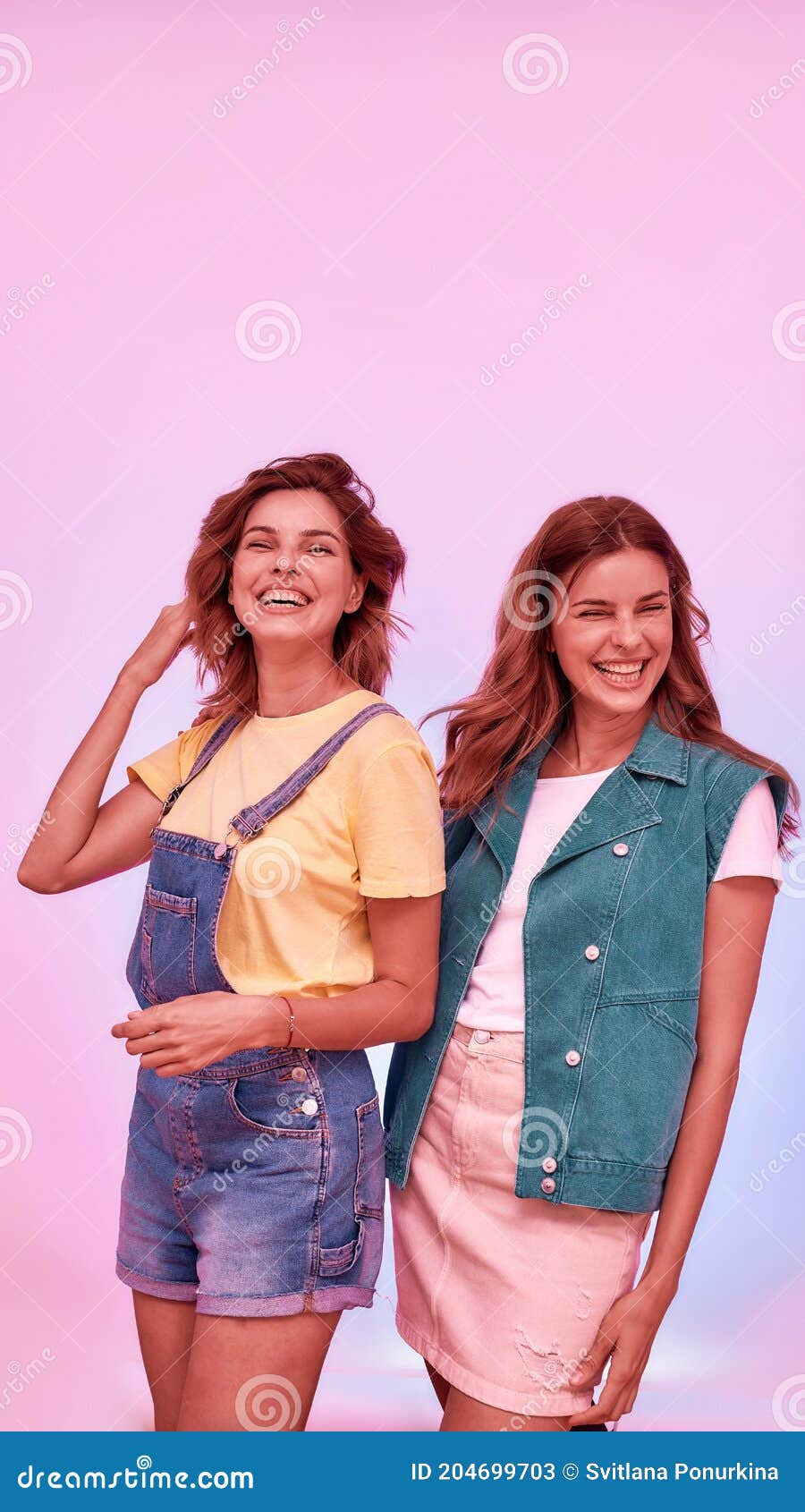 Deux Soeurs Jumelles Attrayantes Joyeuses Des Jeunes Filles Face