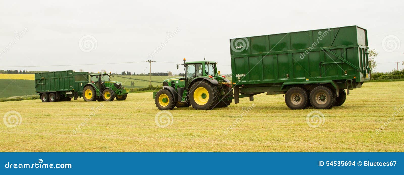 Deux Tracteurs Et Remorques Verts De Bailey Image stock éditorial ...