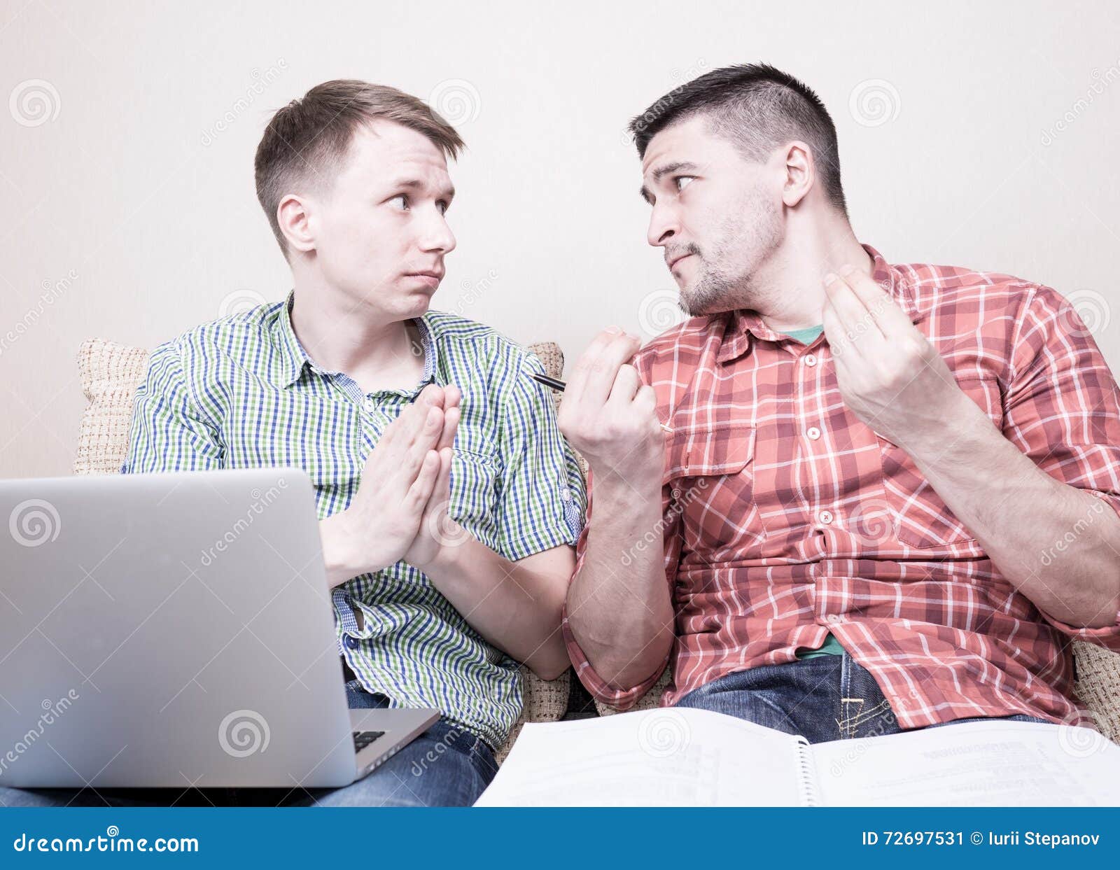 Deux Types Avec Des Gestes Drôles Image stock - Image du personne ...