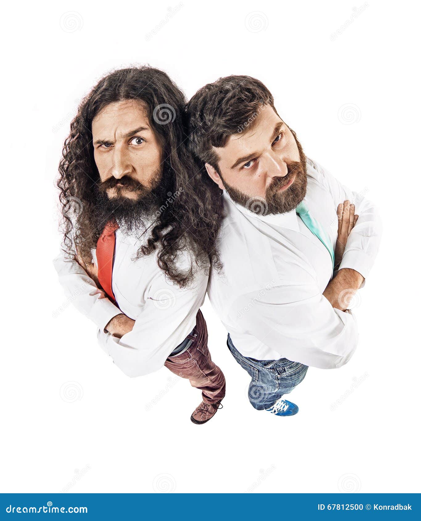 Deux Types Ringards Posant Dans Le Bureau Photo stock - Image du gros ...