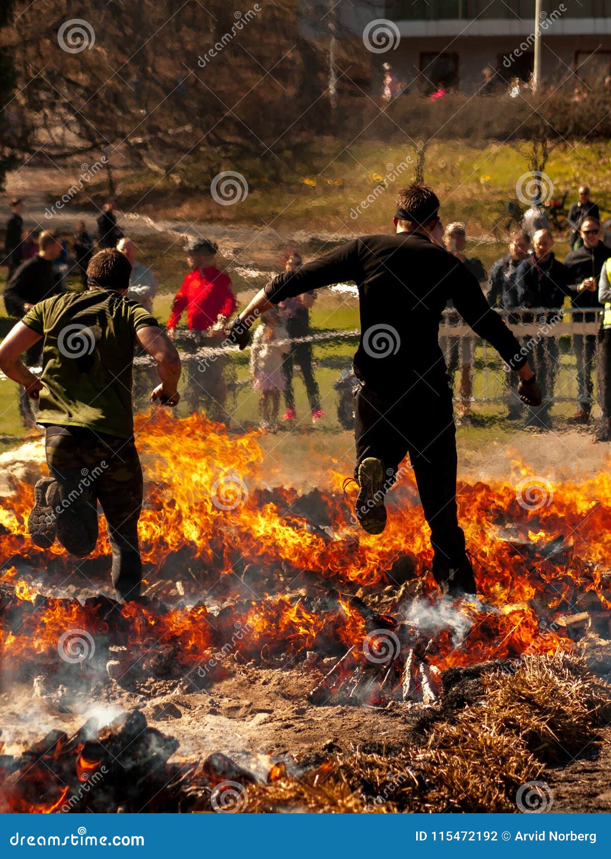 Deux Types Sautant Par-dessus Le Feu Photographie éditorial - Image du ...