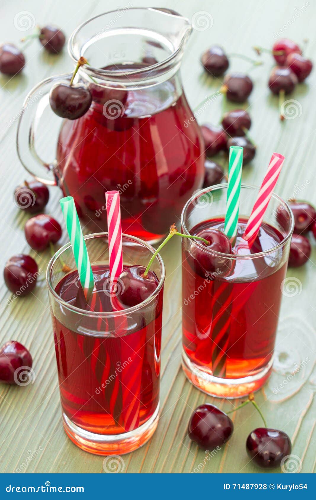 Deux Verres De Jus De Cerise Photo stock - Image du morceau, fond: 71487928