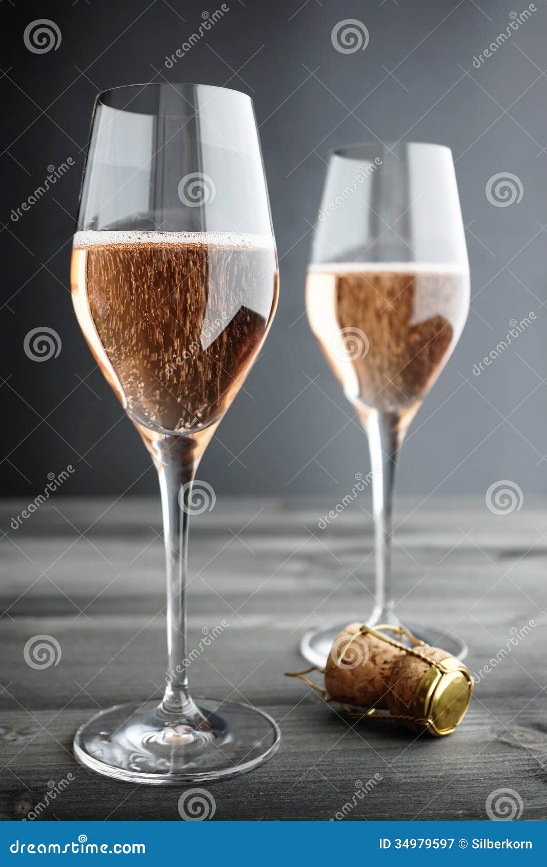 Deux Verres De Rose Pink Champagne Image stock - Image du groupe ...