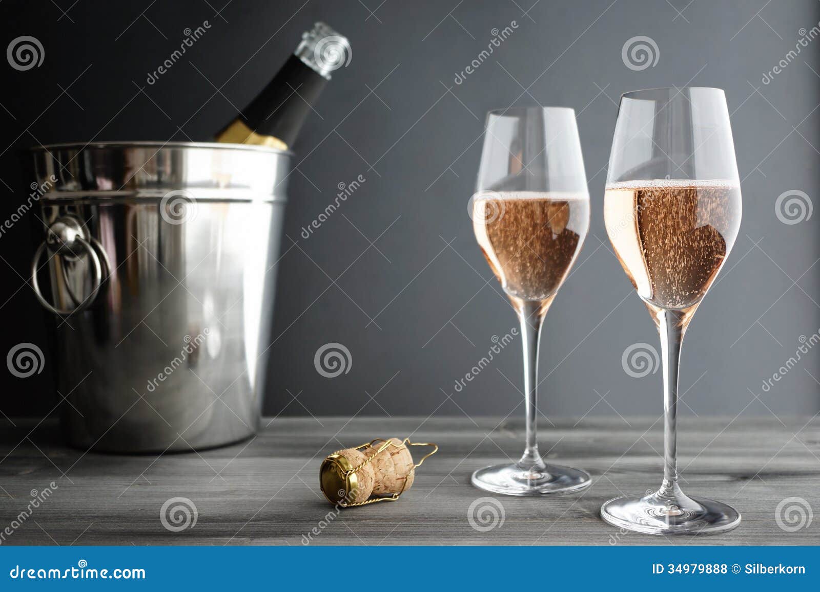 Deux Verres De Rose Pink Champagne Photo stock - Image du boisson ...