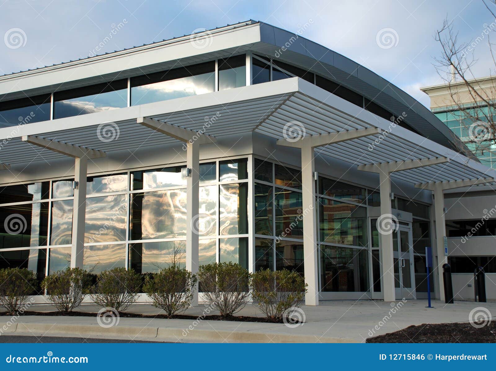 Devanture De Magasin Moderne D'immeuble De Bureaux Photo stock - Image ...