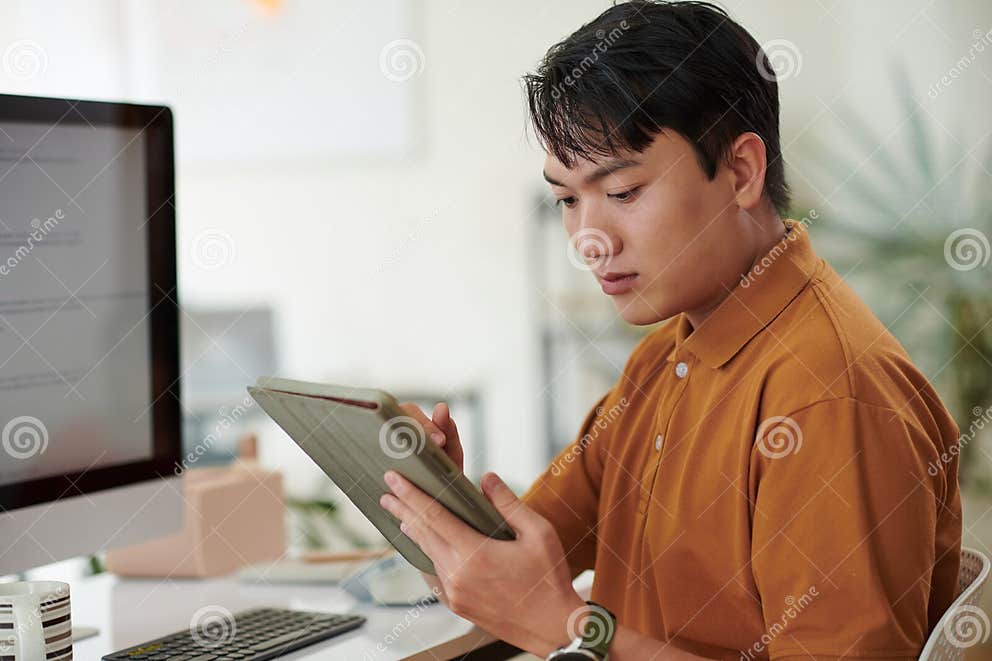 Developer Reading Documentation on Tablet Stock Image - Image of internet, concentration: 292912733