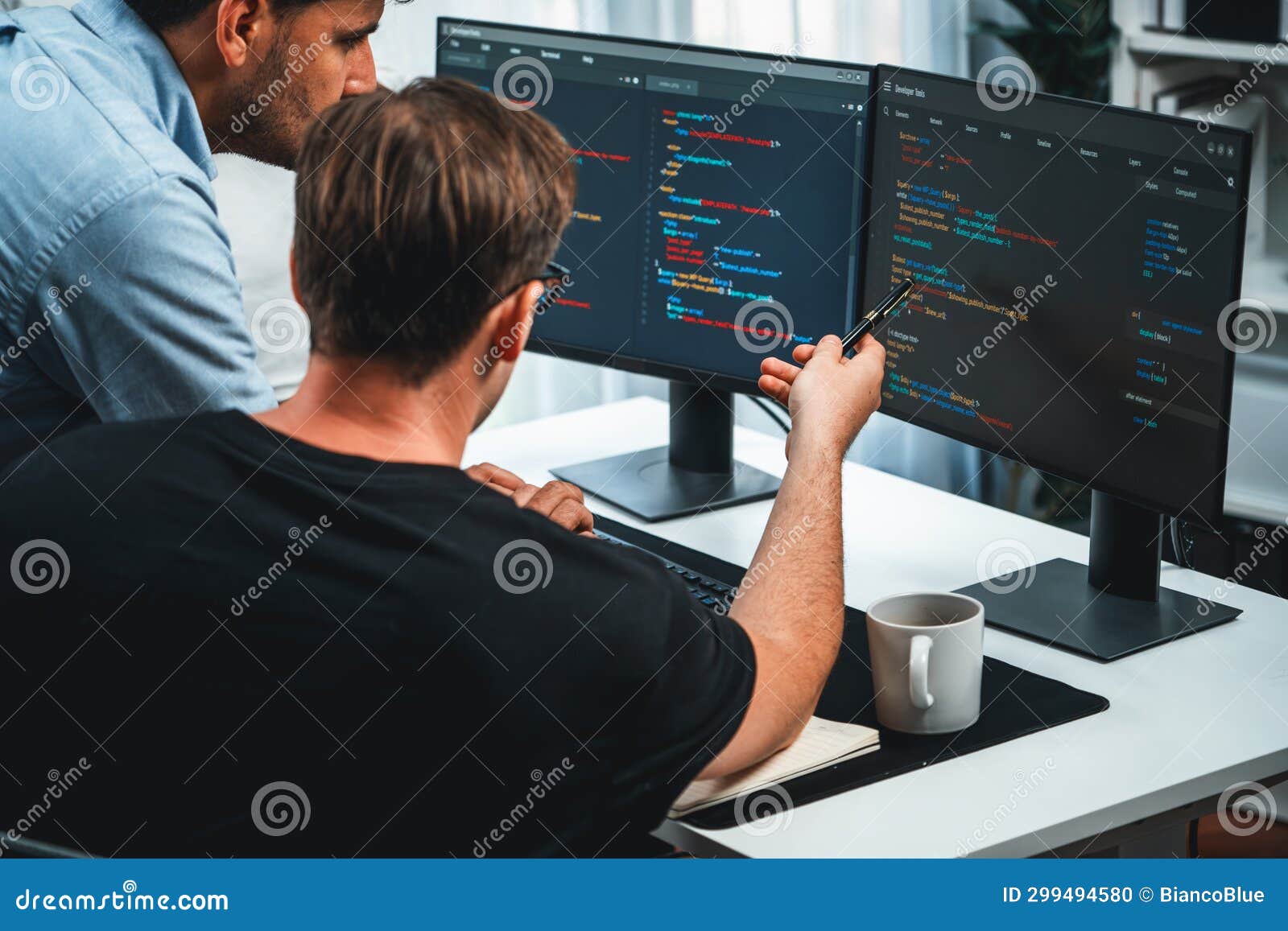 It Developers Discussing Online Software Development Information ...