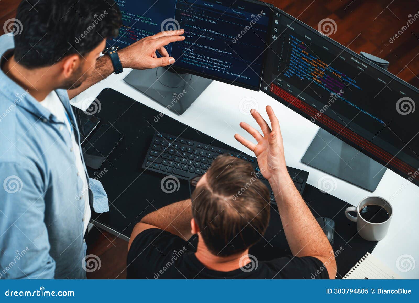 It Developers Discussing Online Software Development Information ...