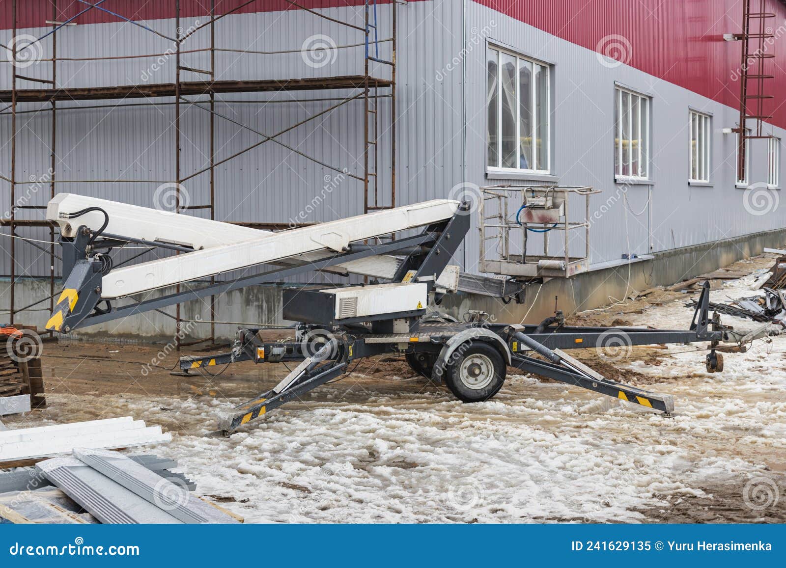 The Device of the Facade of the Building Using a Platform for Lifting ...
