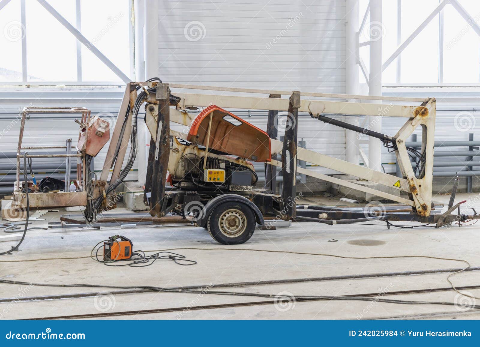 The Device of the Facade of the Building Using a Platform for Lifting ...