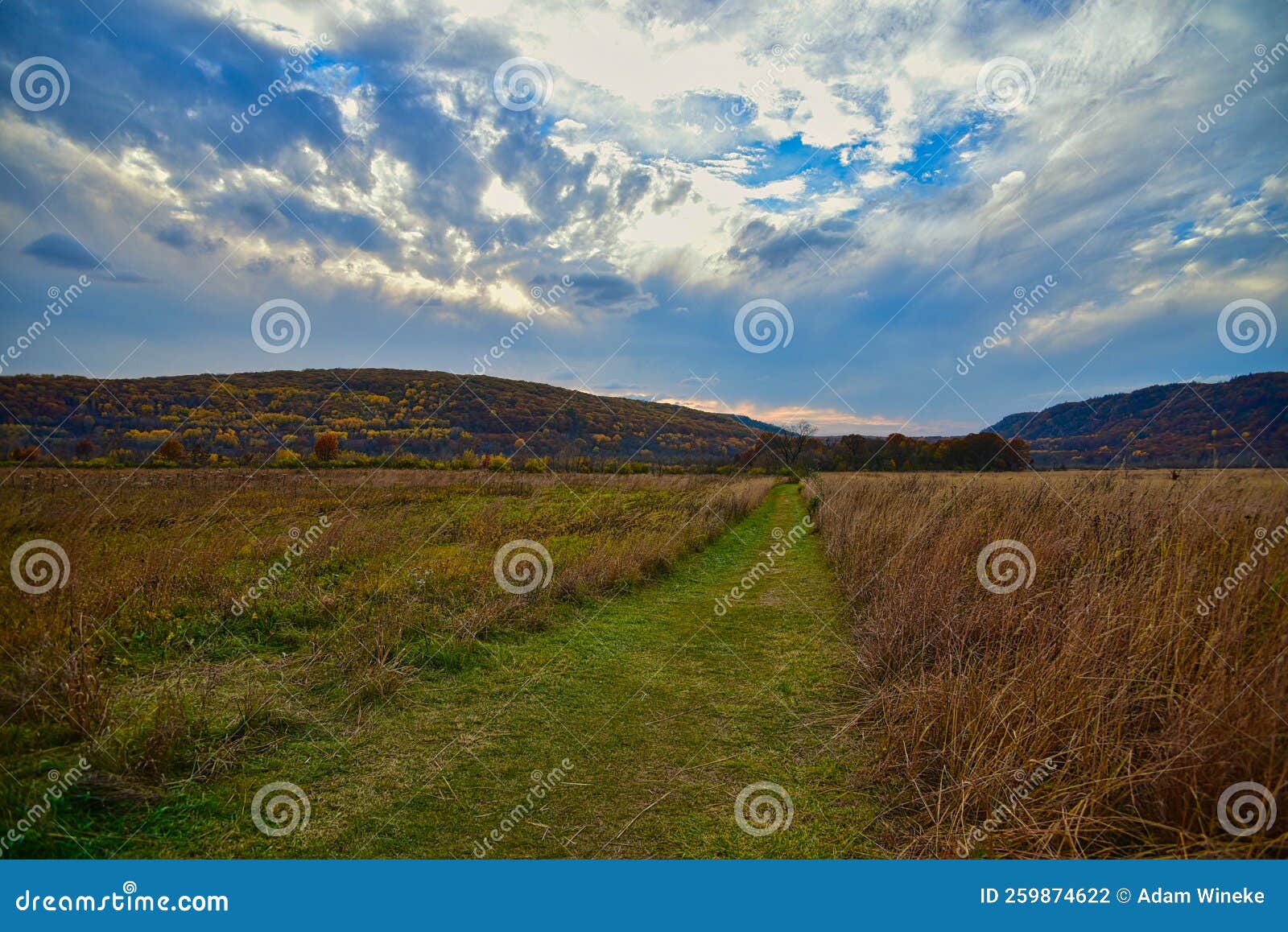 Devils Lake State Park Trail through the Baraboo Bluffs in Fall Stock ...