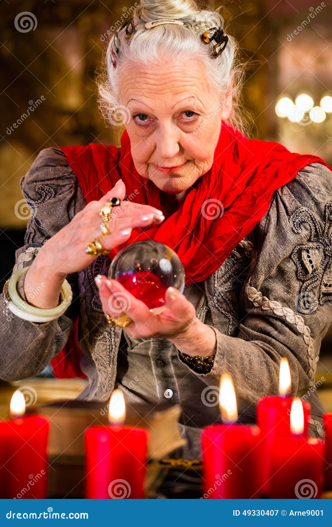 Devin Pendant La Session Avec De La Boule De Cristal Image stock ...