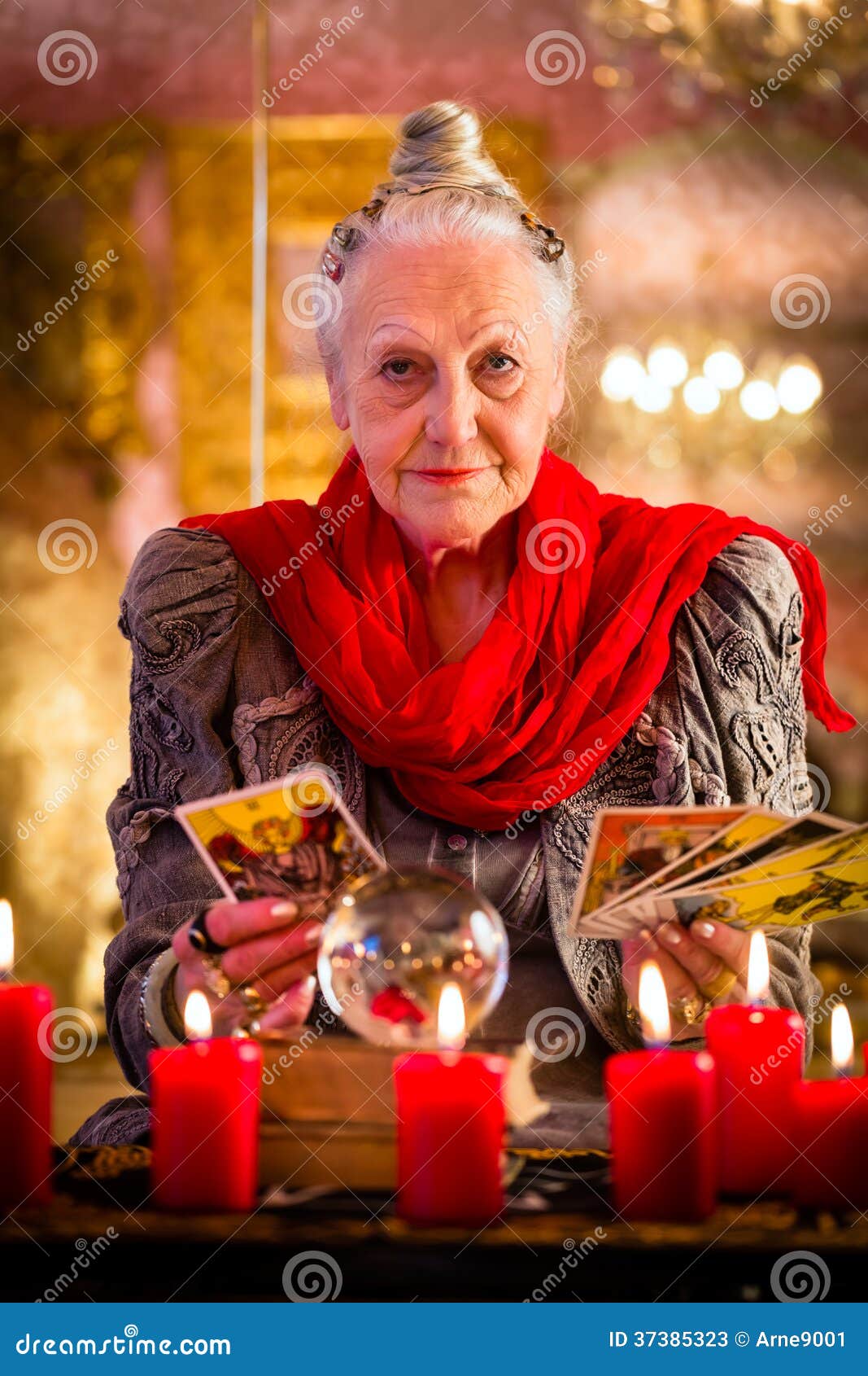 Devin Pendant La Session Avec Des Cartes De Tarot Image stock - Image ...