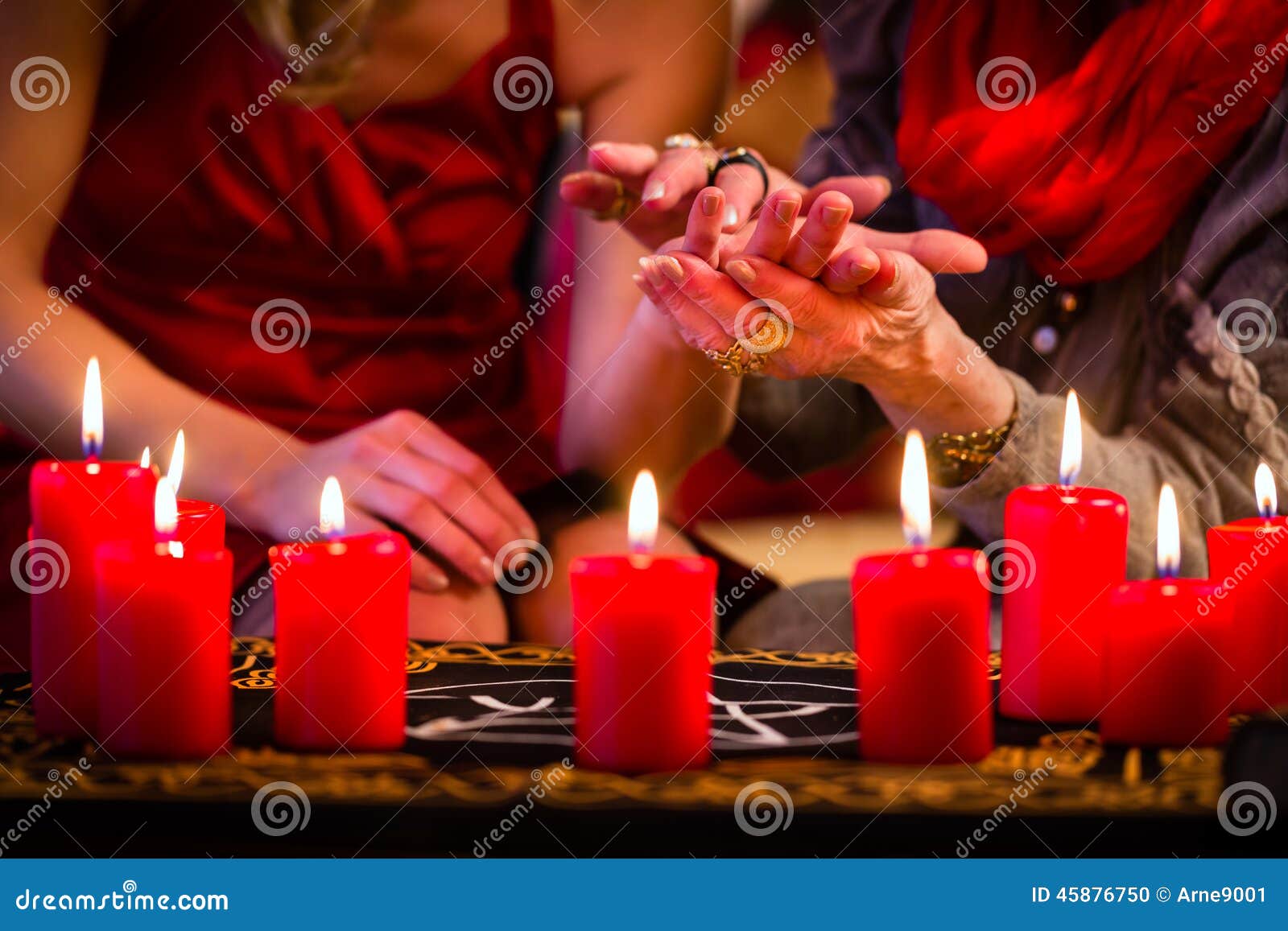 Devin Pendant La Session Faisant La Chiromancie Photo stock - Image du ...