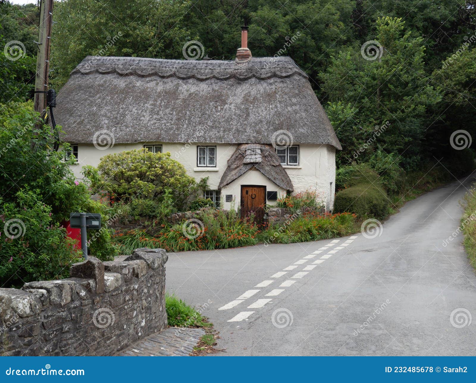 DEVON, ENGLAND - AUGUST 16 2021: a Typical Devonshire Thatched Cottage ...
