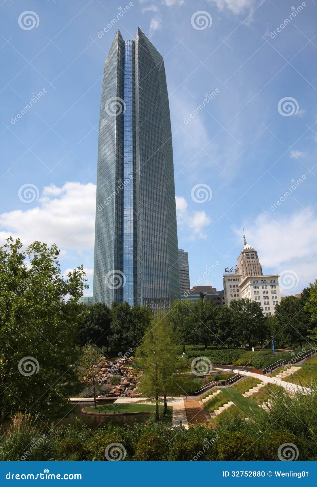 Devon Tower imagem editorial. Imagem de cityscape, botânica - 32752880