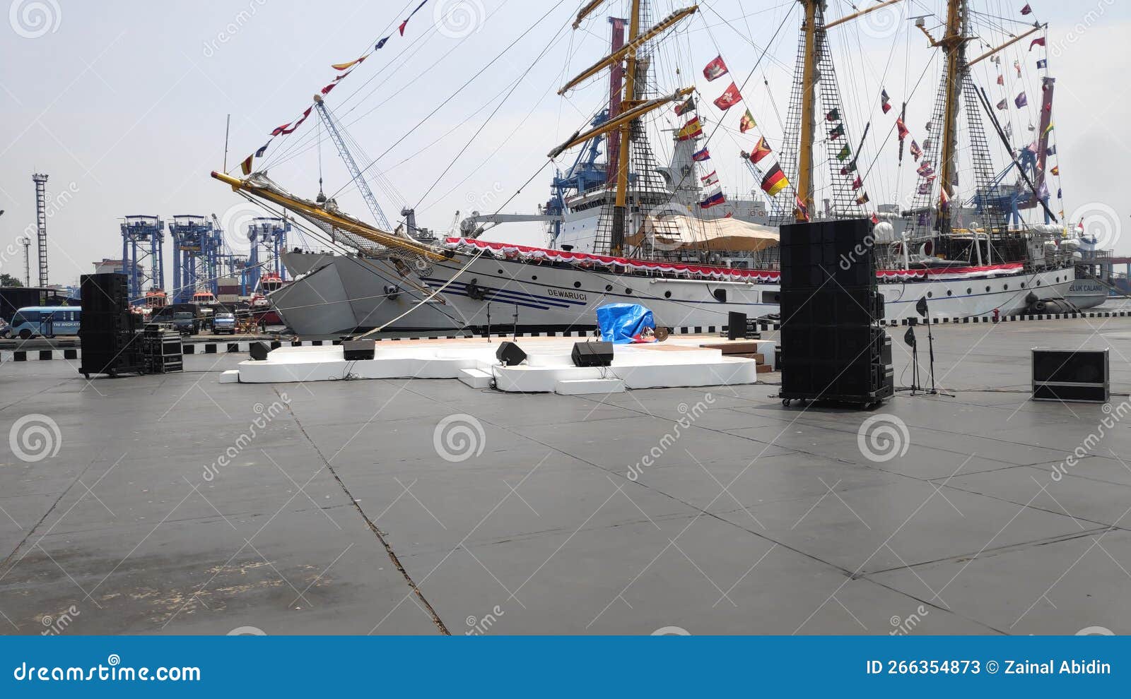 Dewa Ruci Ship Leaning on the Edge of the Stage Dahsyat RCTI+ Editorial ...