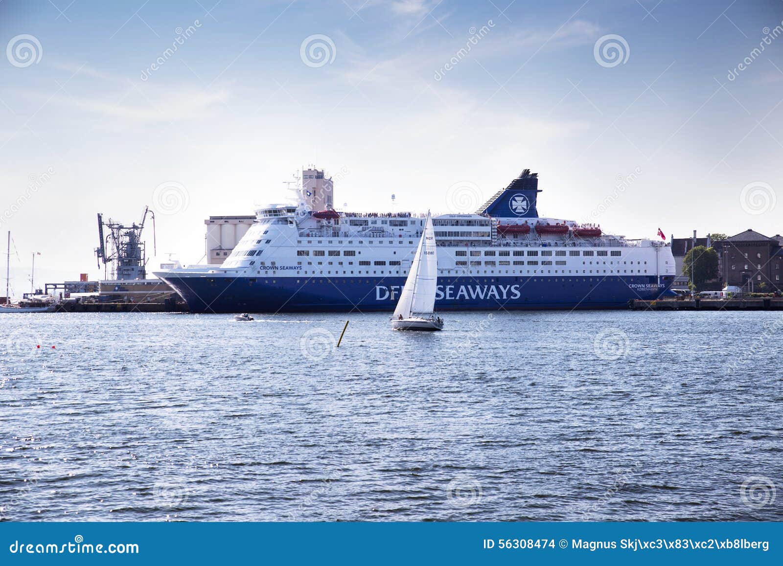 DFDS-het Schip Van Zeewegencruis in De Haven Van Oslo Redactionele ...