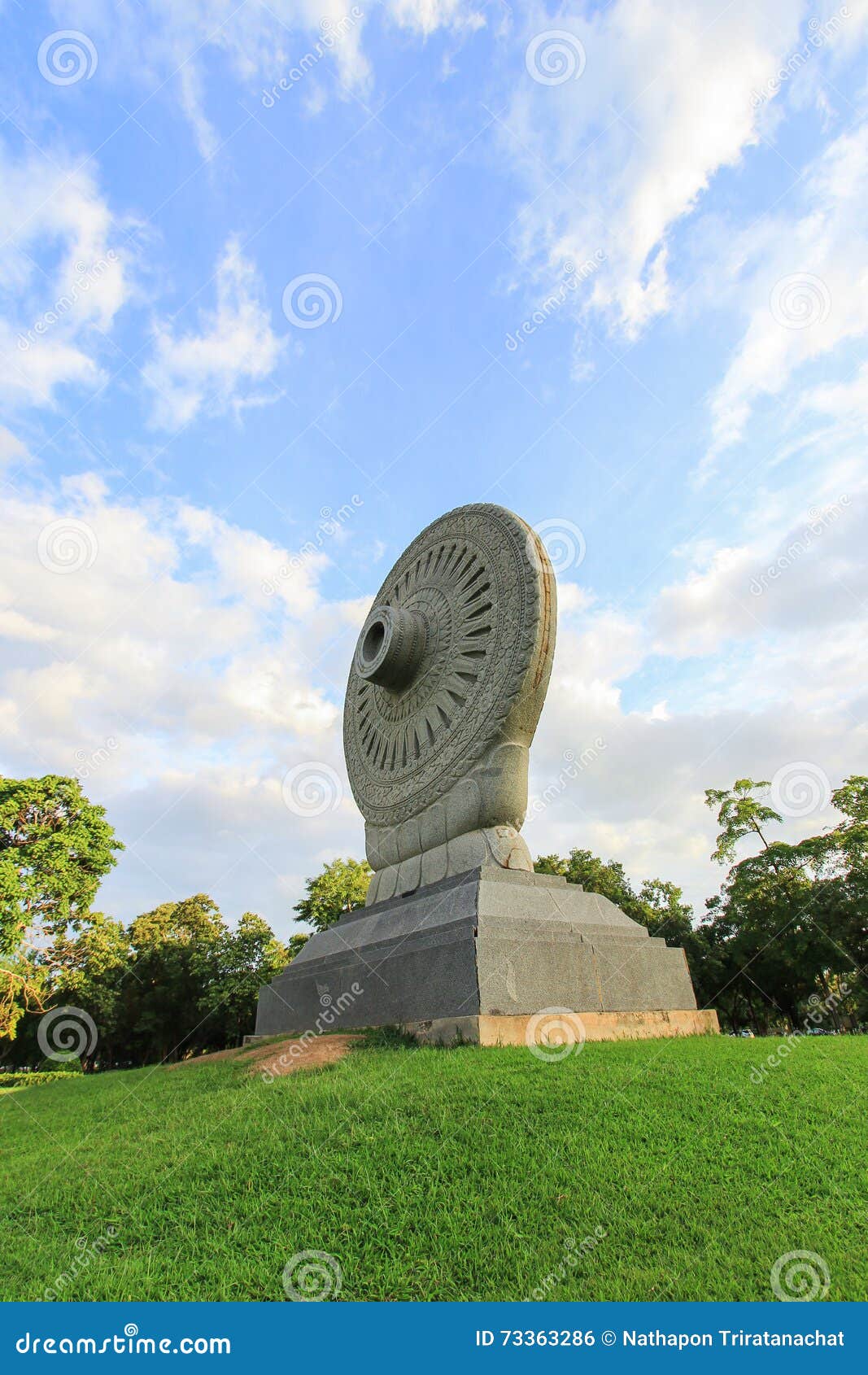 Dharmacakra Oder Das Rad Der Lehre Bei Phutthamonthon, Nakhon ...