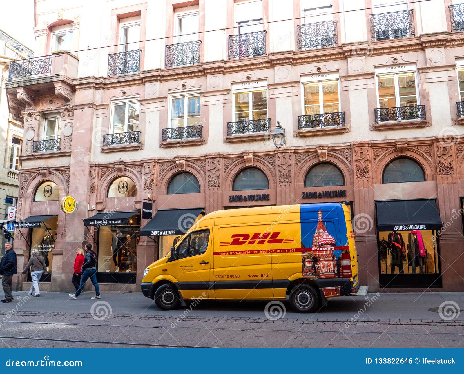 DHL Deutsche Post Gele Van Delivery in Stadscentrum Van Merchand ...