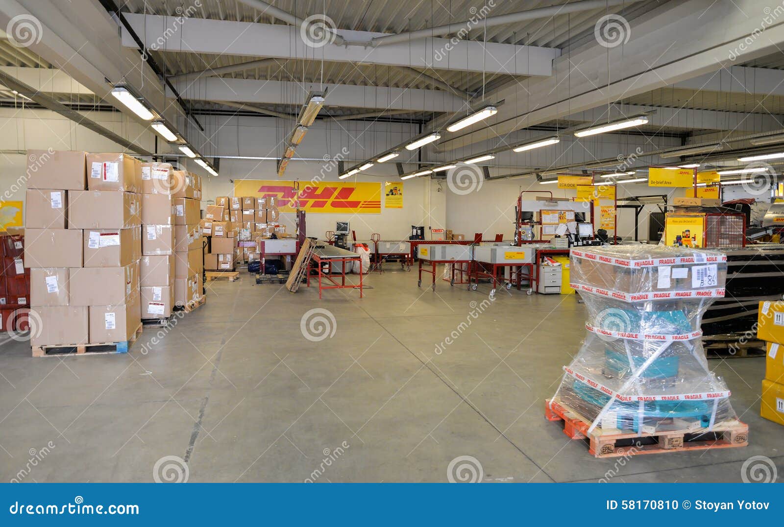 DHL Lager Med Packeaskar Av Det Olika Formatet Redaktionell Foto - Bild ...