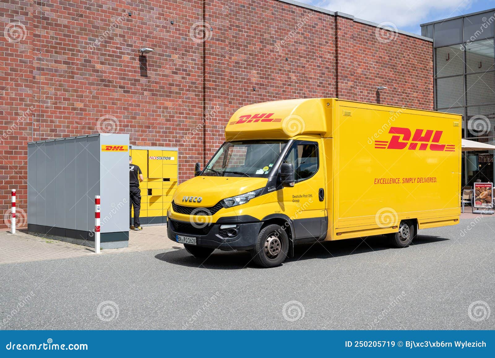 Dhl packstation imagen de archivo editorial. Imagen de comercial ...