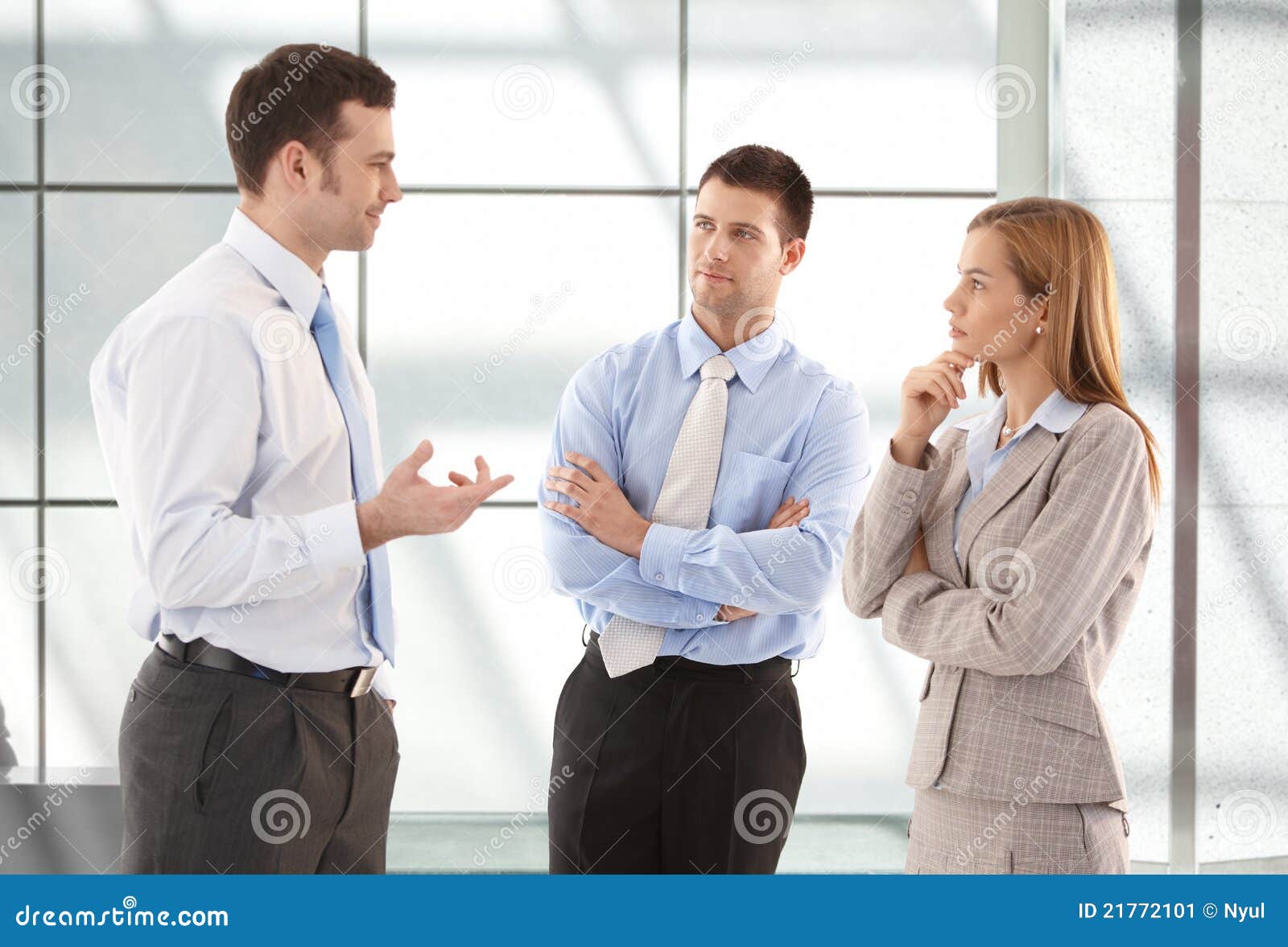 Di Impiegato Casuali Che Comunicano Nel Corridoio Immagine Stock ...