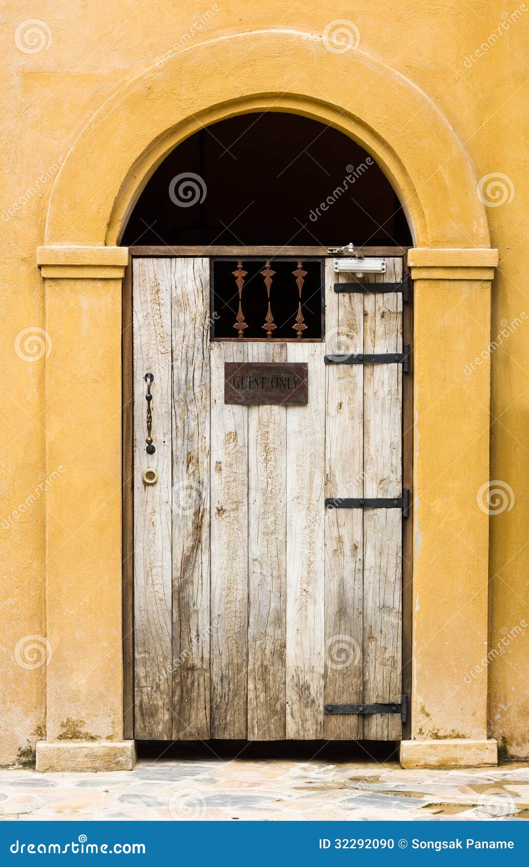 Di legno a porta chiusa fotografia stock. Immagine di riflessione ...