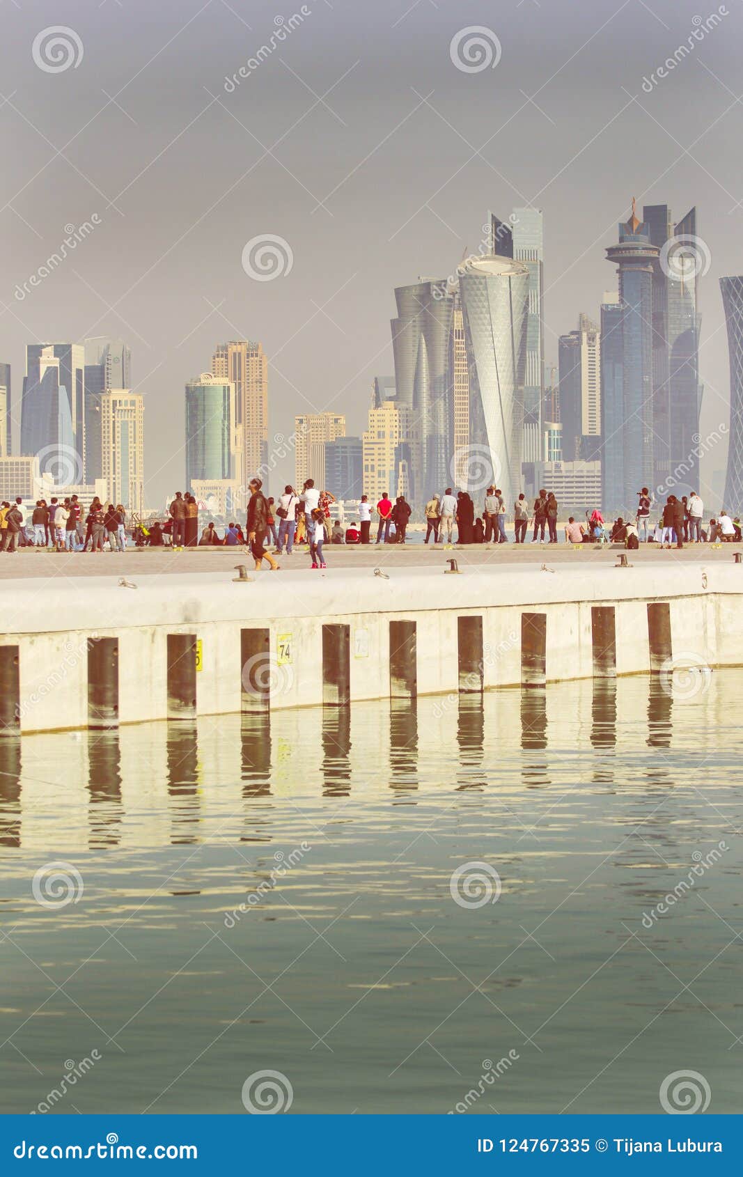 Dia Nacional Em Doha 2015, Catar Imagem Editorial - Imagem de bandeiras ...