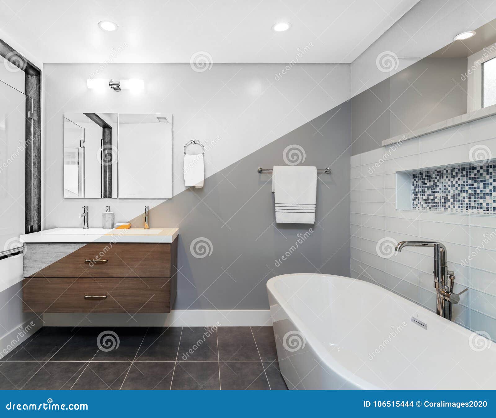 Diagonal Split Screen of Luxury Bathroom - Illustration. Stock ...