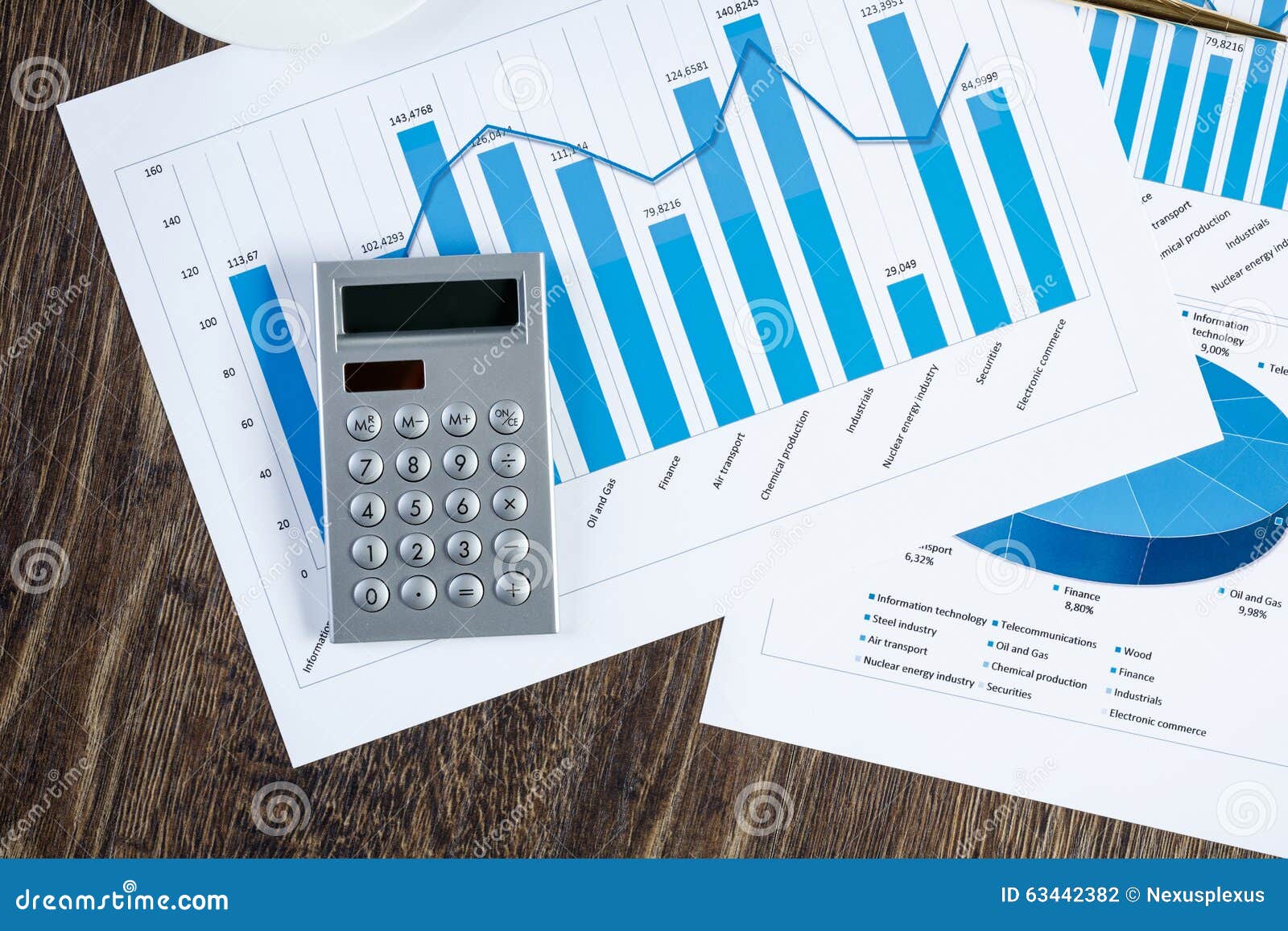 Diagrammes Et Graphiques Financiers Sur La Table Photo stock - Image du ...