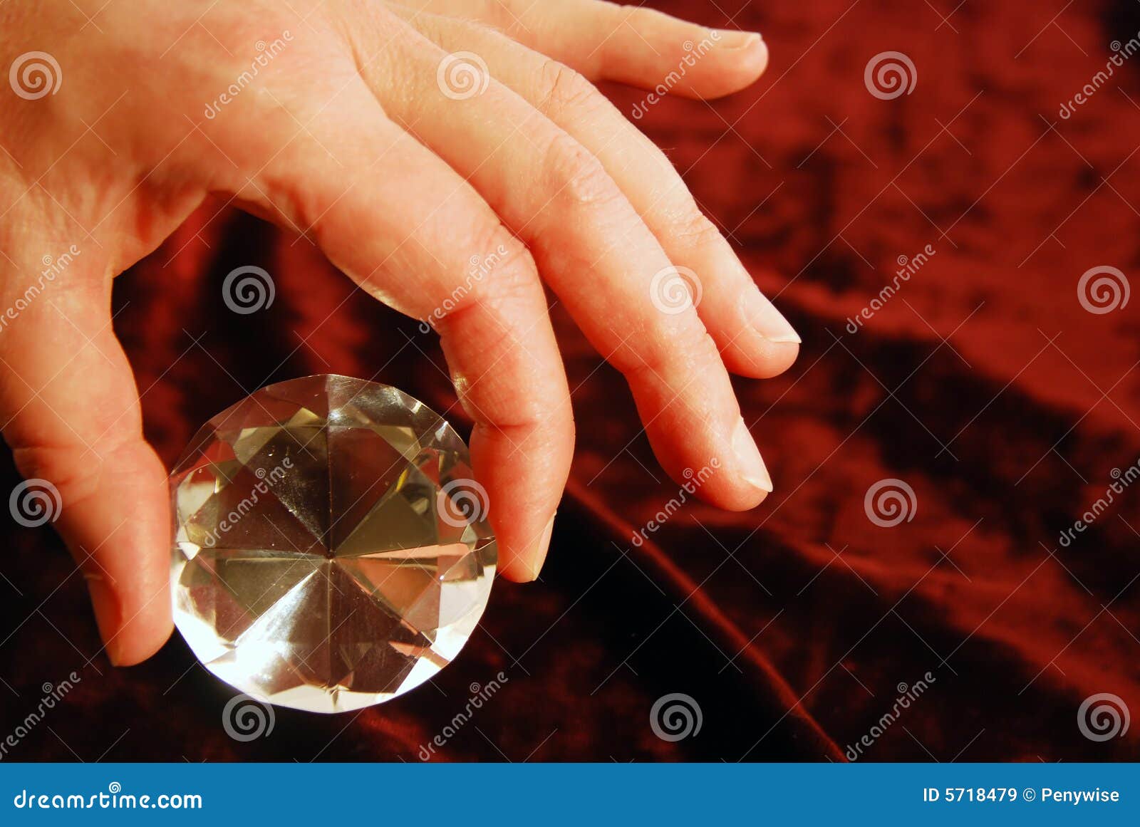 Diamant in der Hand stockbild. Bild von reflektieren, symbolisieren ...