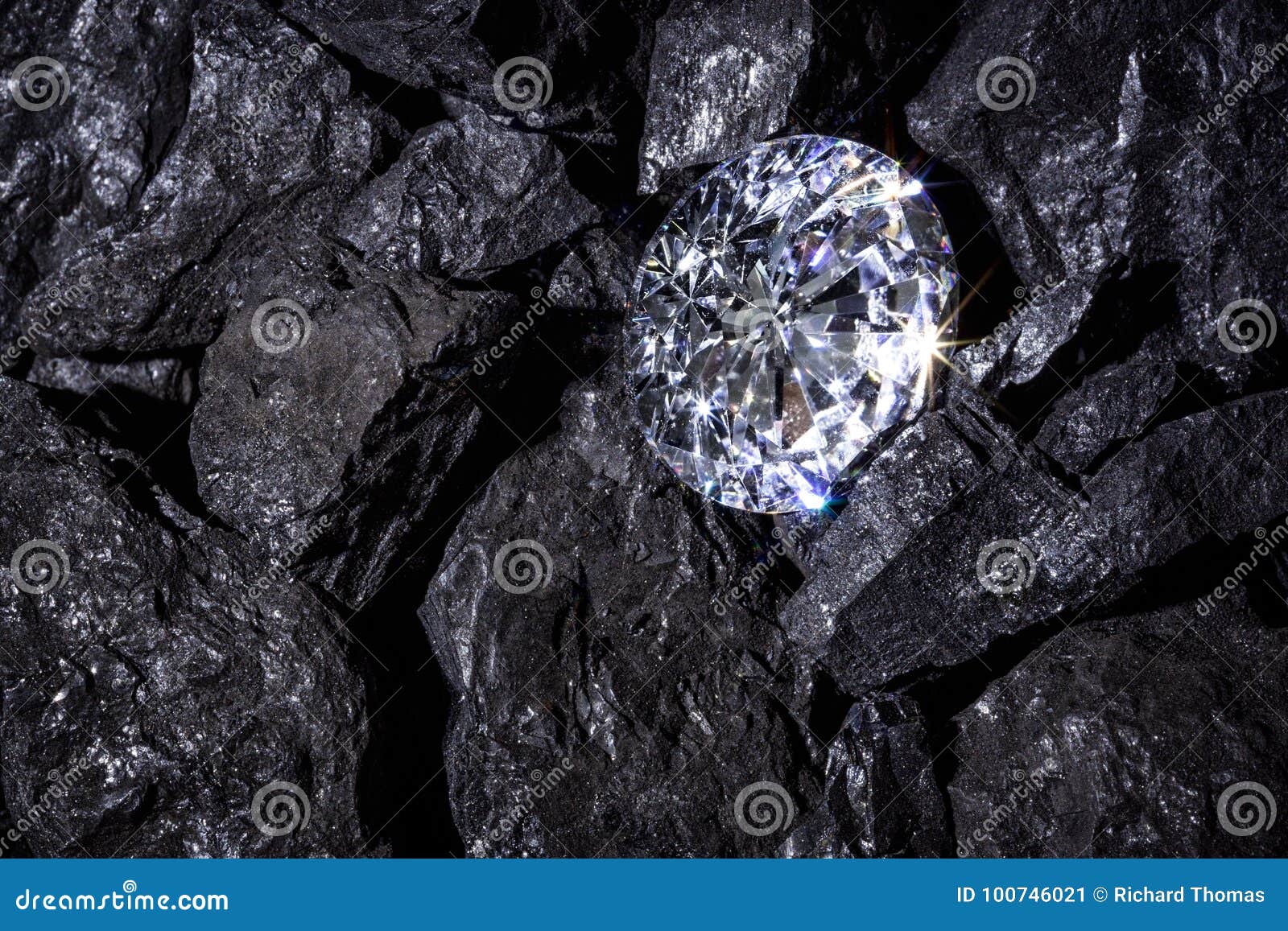 Diamante fra carbone immagine stock. Immagine di roccia - 100746021