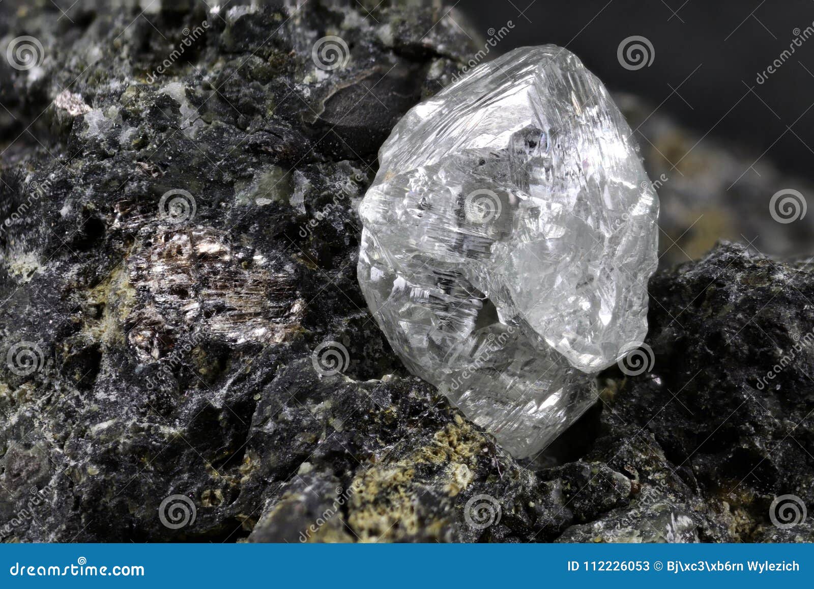 Diamante natural imagem de stock. Imagem de leito, espécime - 112226053