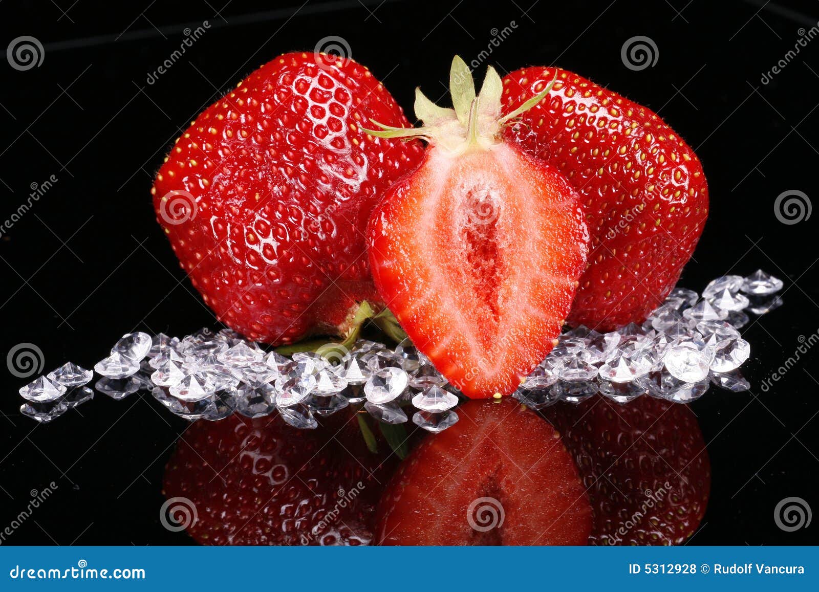 Diamantes y fresas foto de archivo. Imagen de bocado, alimento - 5312928