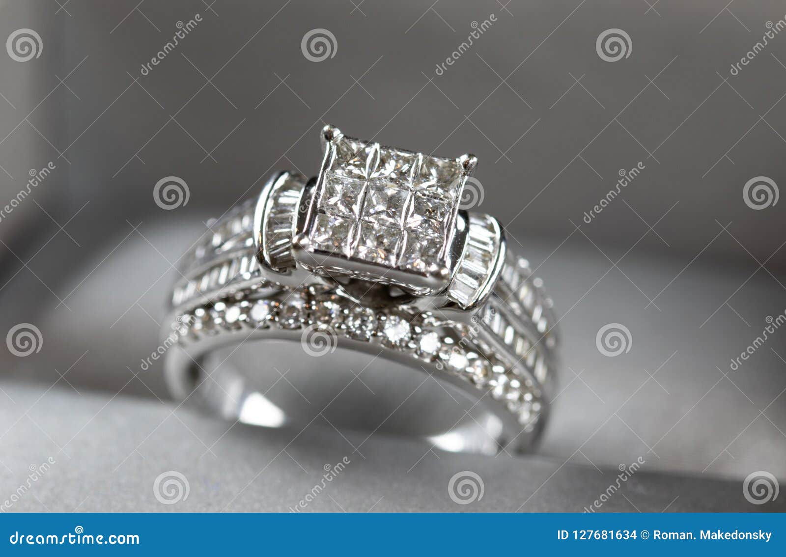 A Diamond Engagement Ring. in a Box with Glint/reflection. Shimmering ...