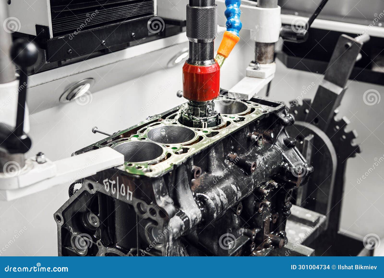 Diamond Honing of Engine on CNC Machine. Cylinder Boring Engine Machine ...