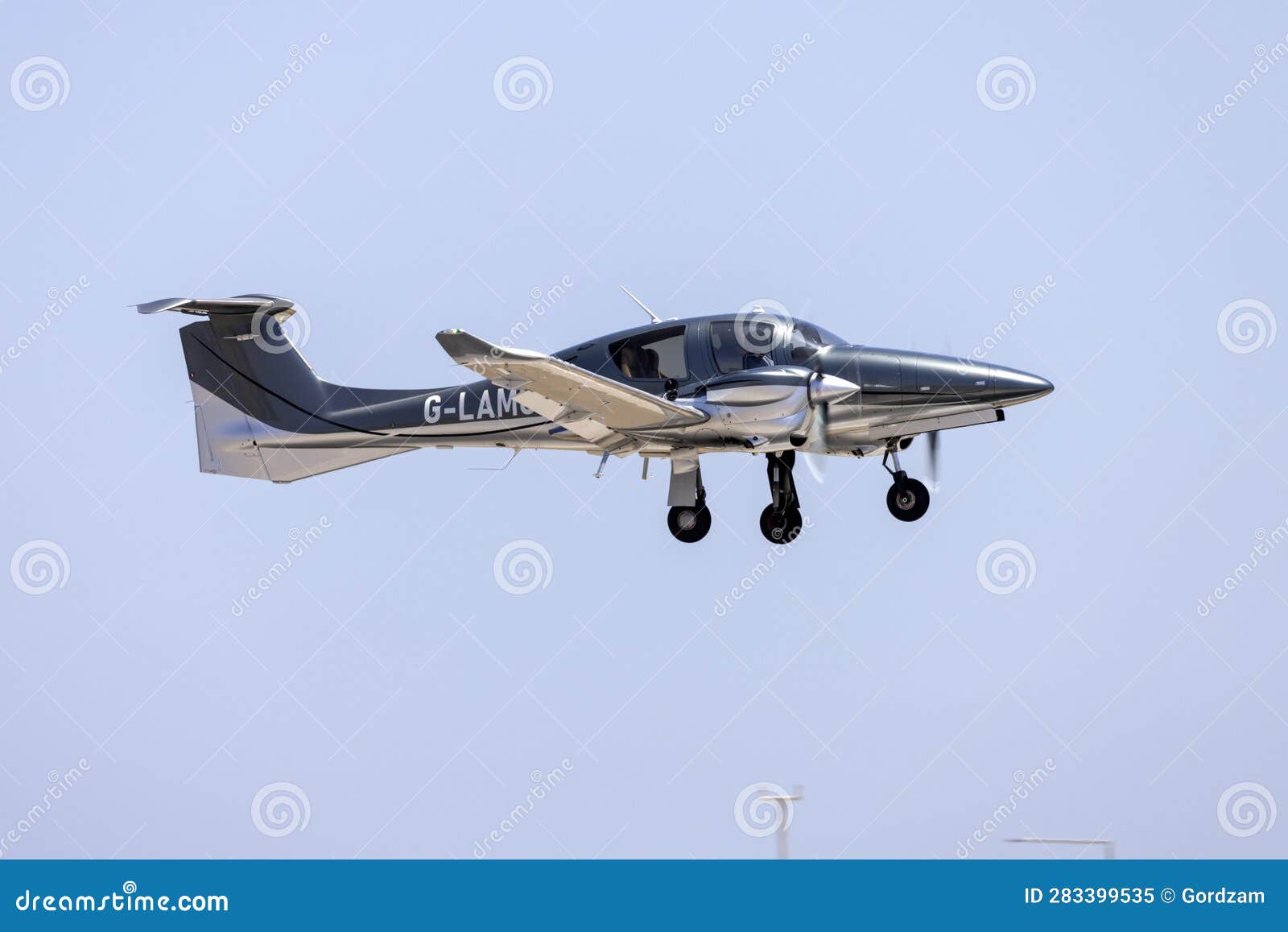 Diamond Light Twin Engine Aircraft Editorial Image - Image of power ...