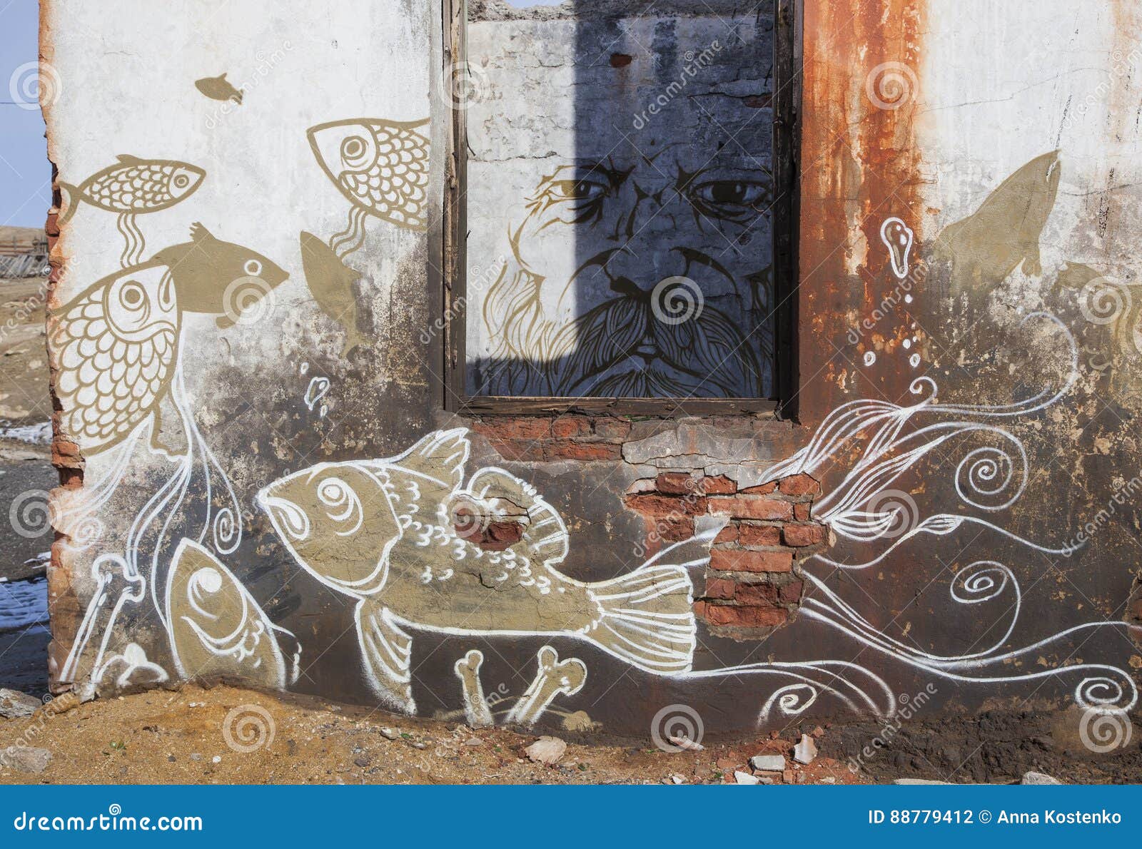 Dibujos Inusuales En Las Paredes Del Edificio Viejo Foto de archivo ...