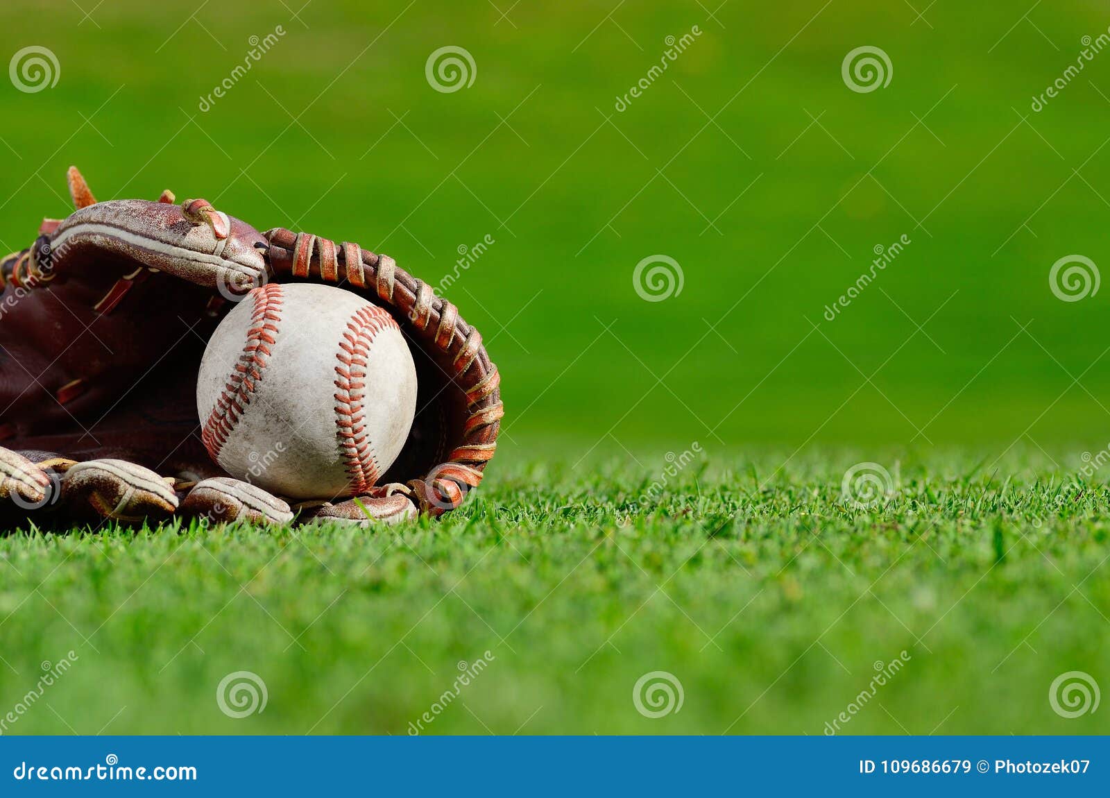 Dichte Omhooggaand Van Het Honkbal Stock Afbeelding - Image of honkbal ...
