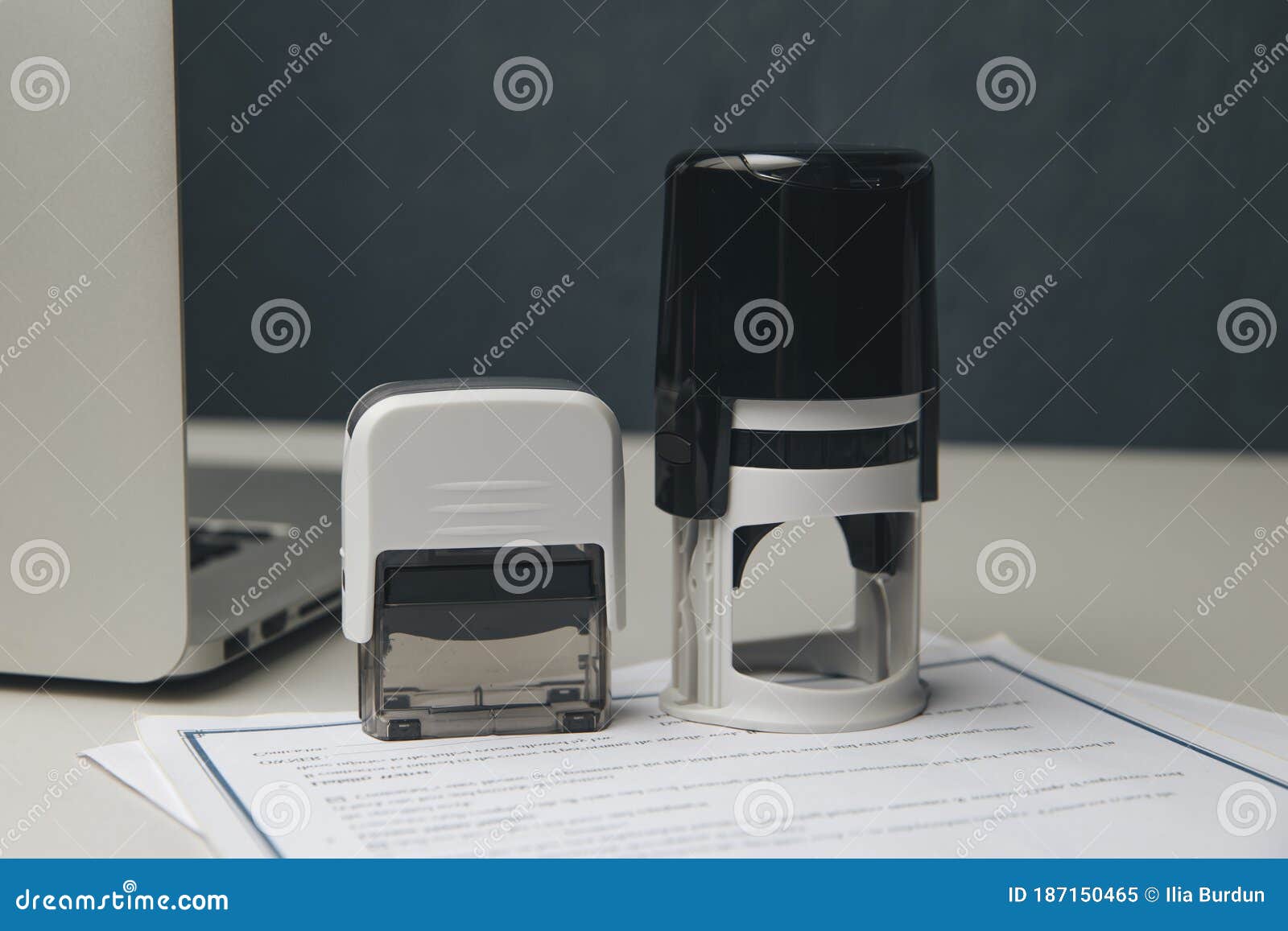 Dichtmaken Van Notarys Stempels in Document Met Openbare Handen ...