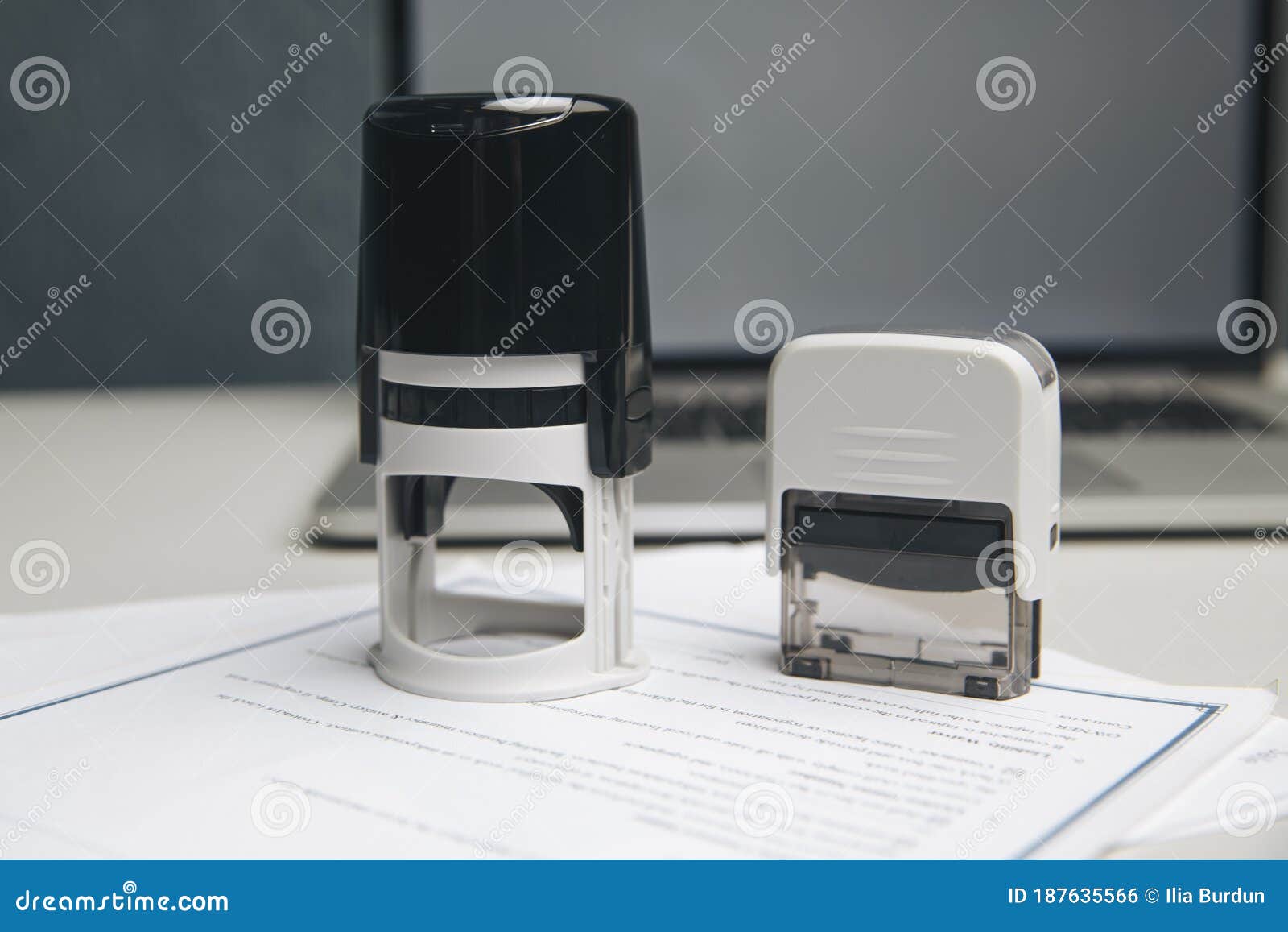 Dichtmaken Van Notarys Stempels in Document Met Openbare Handen ...