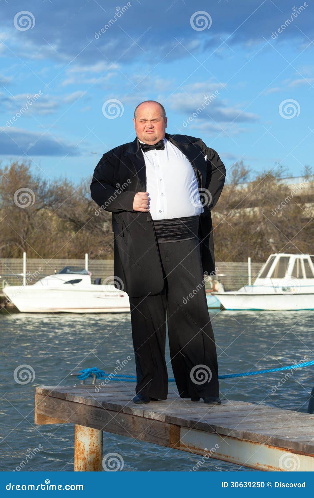 Dicker Mann Im Smoking Auf Pier Stockfoto - Bild von himmel, smoking ...