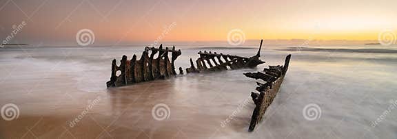 Dicky Wreck ad alba fotografia stock. Immagine di mare - 70619190