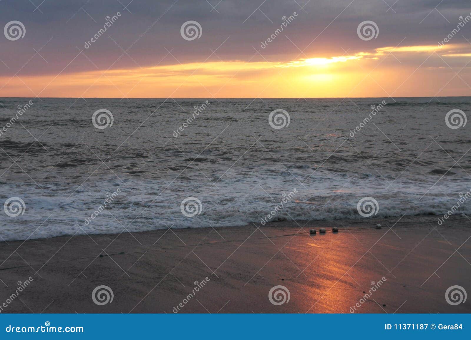 A dicline on the sea stock image. Image of wave, patch - 11371187