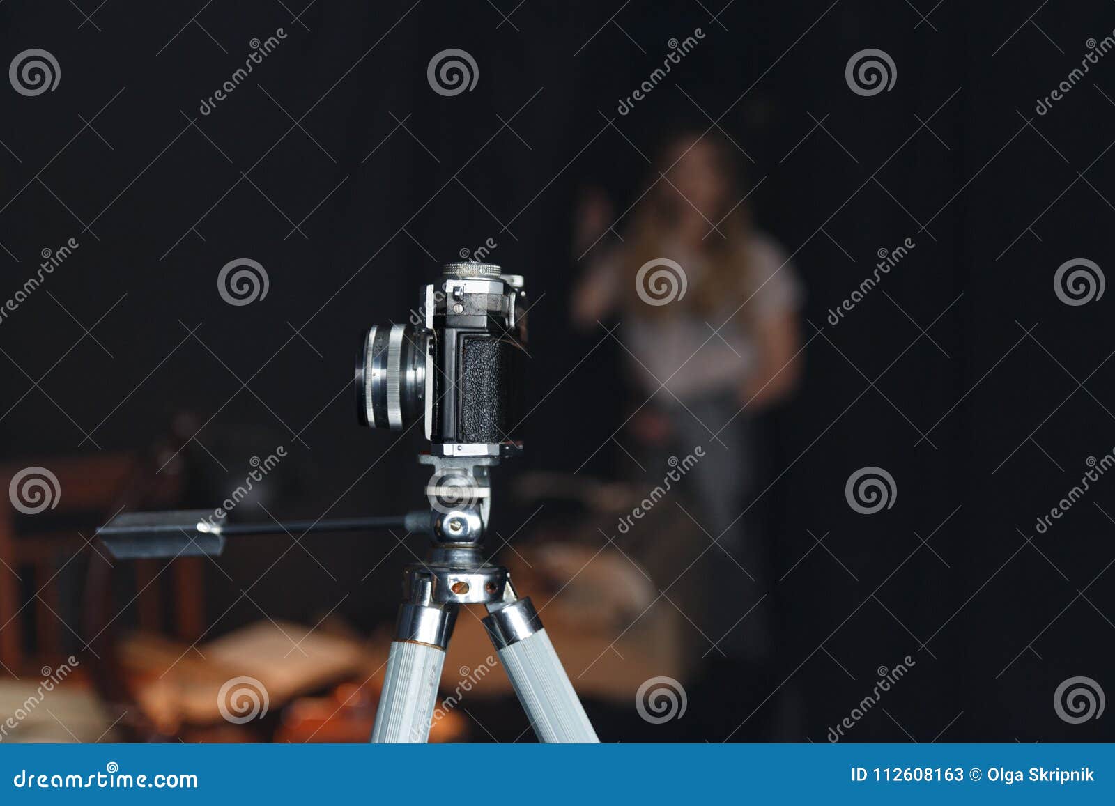 Die Alte Kamera Auf Einem Stativ Steht Im Raum Stockbild - Bild von ...