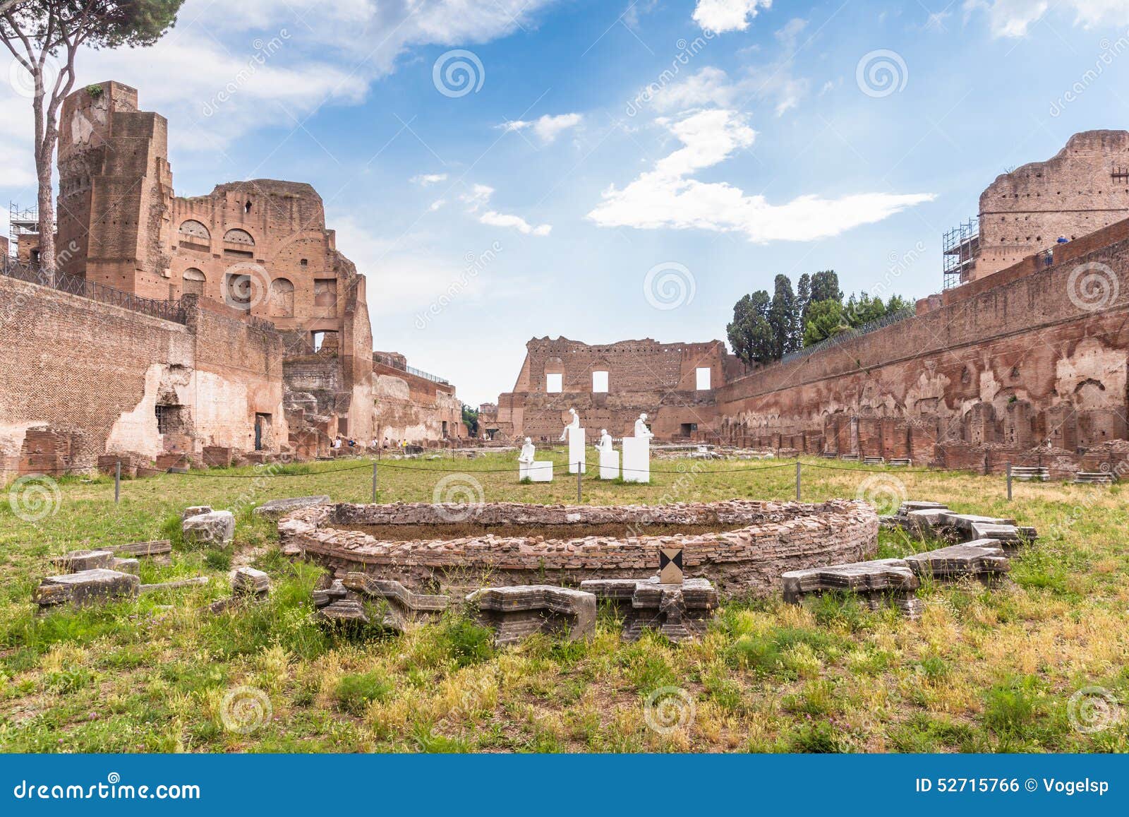 Die Alte Ruine in Rom Nahe Colosseum Stockfoto - Bild von kolonnade ...